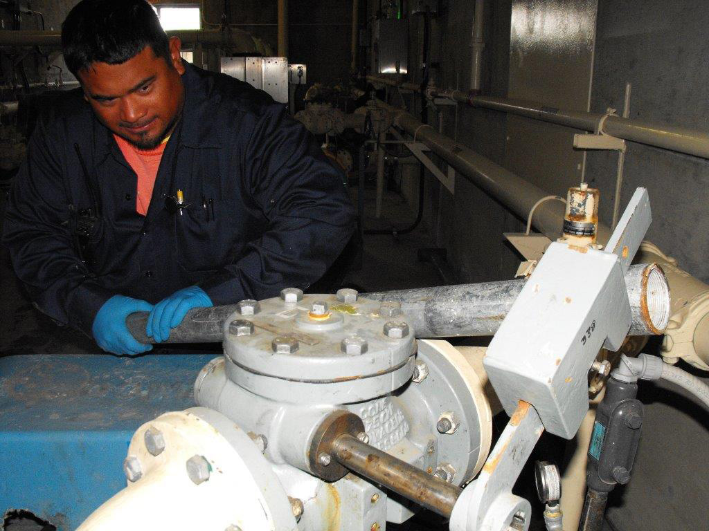 Levering-open-checkvalve-to-backflush - Fairfield-Suisun Sewer District
